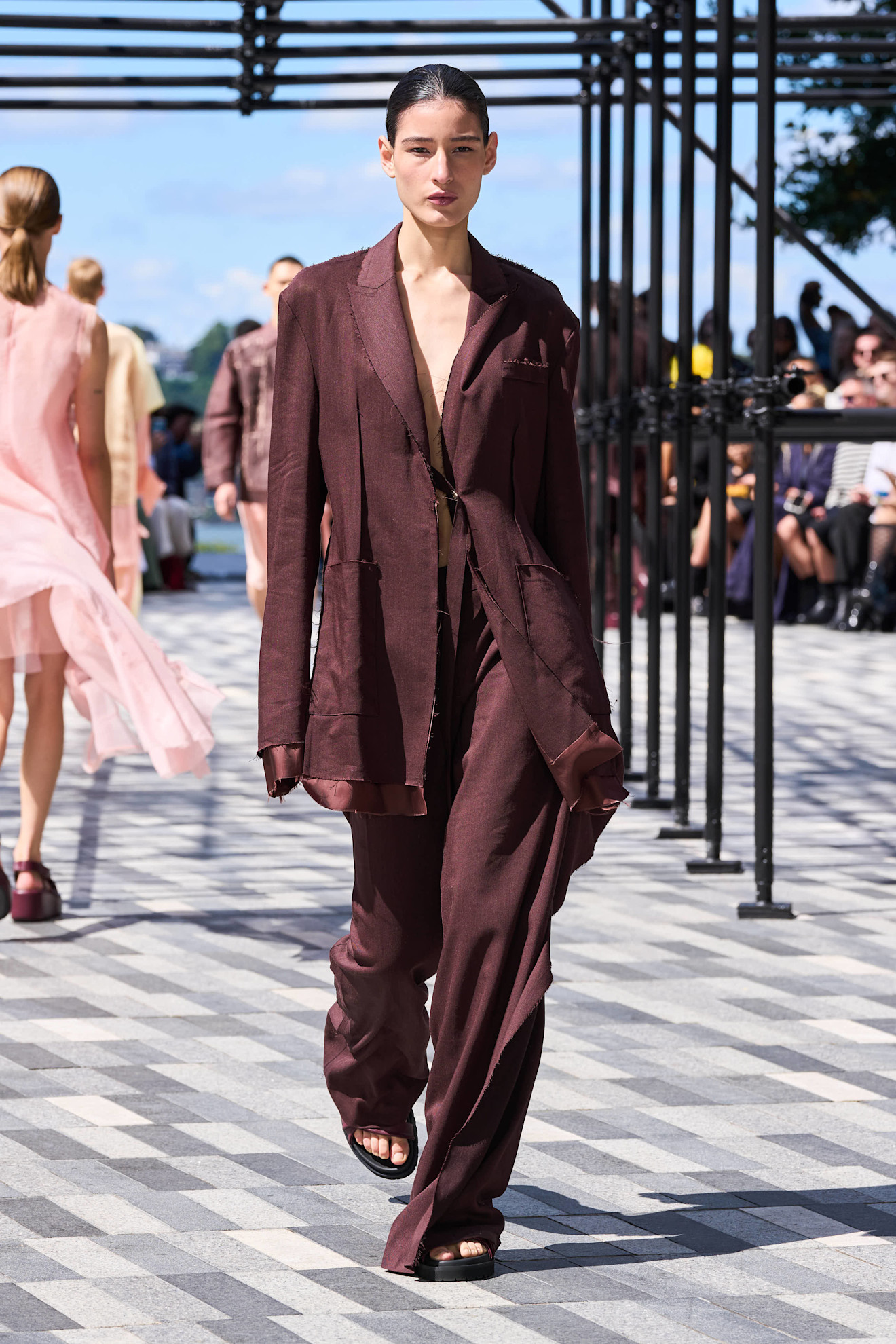 مجموعة Jason Wu لربيع 2025... دمج لفن الخط والتصميم المعاصر - مجلة هي